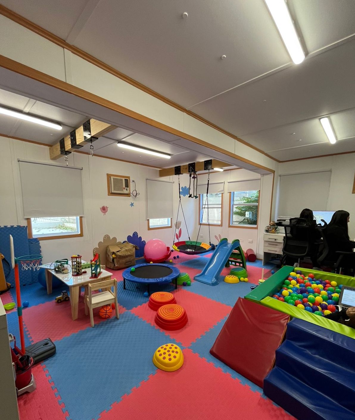 Tecno Fast construye primera Sala Neurodiversa modular en el sector ...